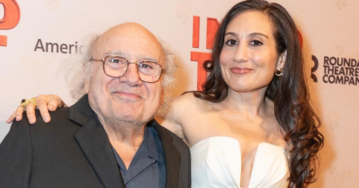 Danny DeVito verkündet die Hochzeit seiner ältesten Tochter | 1&1