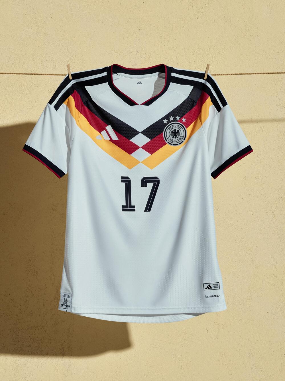Hommage an 1990: DFB präsentiert sein Trikot für die WM 2026 | 1&1