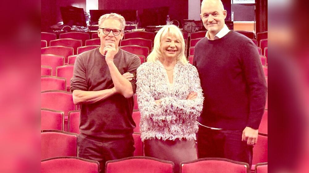 Rita Falk zurück auf der Bühne: "Apfelstrudel-Alibi" feiert Premiere | 1&1