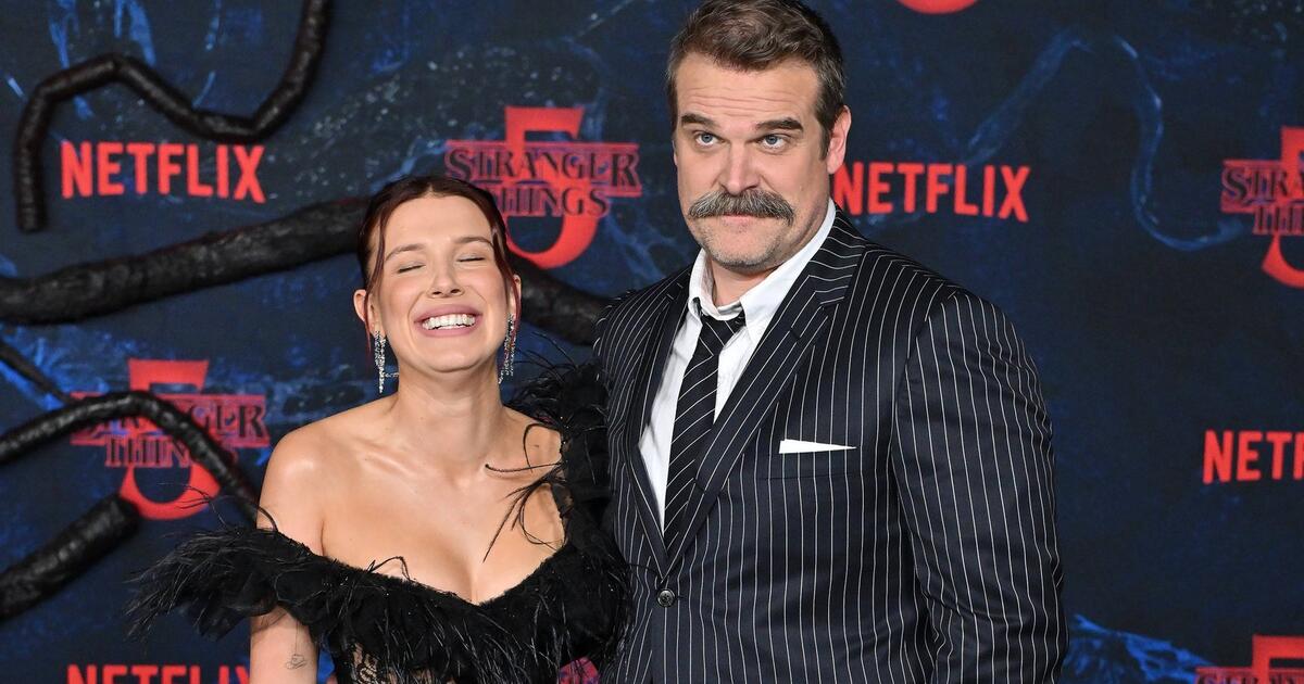 Millie Bobby Brown schwärmt von "Stranger Things"-Vater David Harbour | 1&1