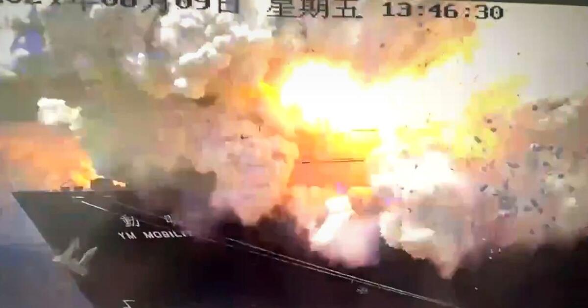 Container fliegt in die Luft: Heftige Explosion auf Frachtschiff | 1&1